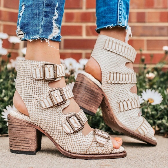 Freebird by Steven | Shoes | White Snake Quail Freebird By Steven Sandals 6 | Poshmark